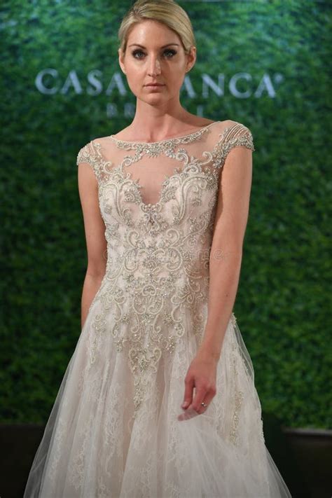 Ein Modell Das W Hrend Der Brautmodedarstellung Casablanca Fr Hlinges Aufwirft