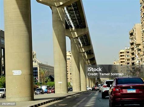 비계와 크레인으로 건설 중인 모노레일 프로젝트 현장인 카이로 모노레일은 현재 건설 중인 2개 노선의 모노레일 고속 운송 시스템입니다 0명에 대한 스톡 사진 및 기타 이미지