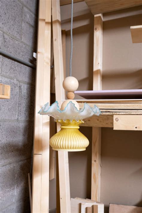 Zelfgemaakte Lamp Van Vintage Kapjes Enter My Attic Zelfgemaakte Lampen Diy Lamp Doe Het