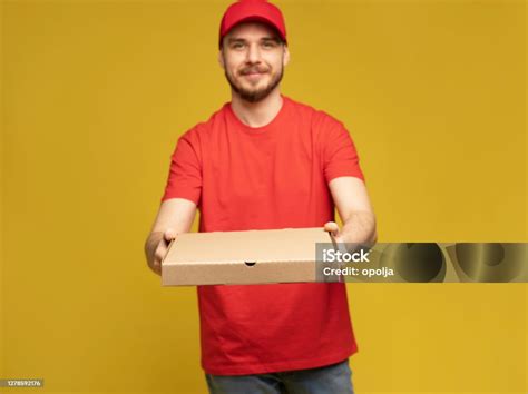 빨간 티셔츠와 모자를 쓰고 배달 서비스에서 행복한 남자 음식 주문을 주고 노란색으로 고립된 피자 상자를 들고 자동차 판매원에 대한 스톡 사진 및 기타 이미지 Istock