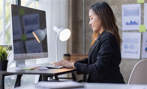 비즈니스 회계사 노트북에서 일하는 젊은 아시아 여성 재무 보고서 분석 계산기 계획 사업 계획 투자 재무 분석 개념 수행 가리키기에 대한 스톡 사진 및 기타 이미지 Istock