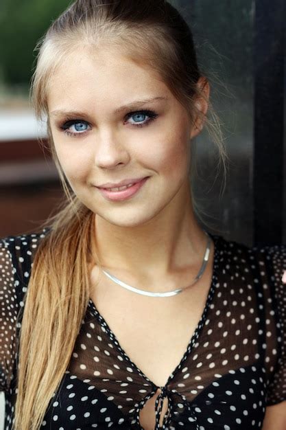 Premium Photo Beautiful Young Blonde Woman Outdoor Portrait