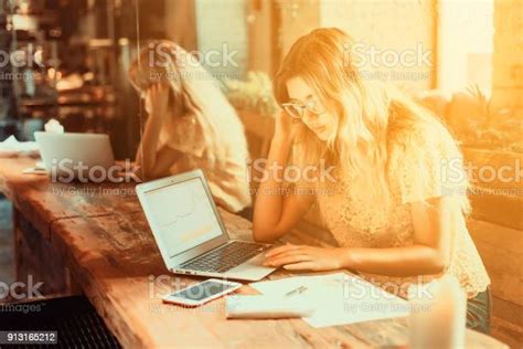 Netbook 귀여운 여자 성공적인 프리랜서 커피숍에 앉아있는 동안 랩톱 컴퓨터를 사용 하 여 작업 하는 젊은 여자 학생 금융에 대한 스톡 사진 및 기타 이미지 Istock