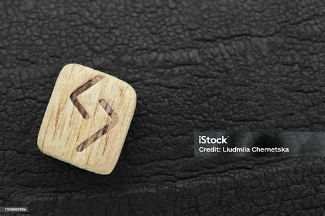 나무 룬 제라는 검은 질감의 배경에 있다 텍스트를 위한 공간 0명에 대한 스톡 사진 및 기타 이미지 0명 검은색 고대의 Istock