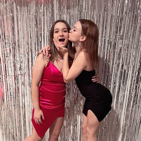 Lily Que Viralizou Em Meme Com A Irmã Chloe Festeja 18 Anos