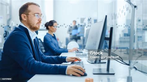 하이테크 산업 Cnc 기계를 사용하는 현대 시설 워크샵 전문 근로자의 Pc 외부 칸막이에서 일하는 산업 엔지니어의 공장 유리 사무실 팀 내부 사람들에 대한 스톡 사진 및