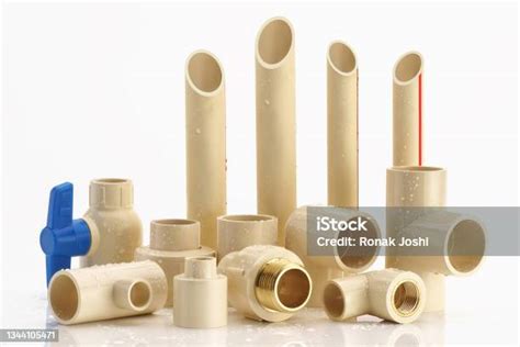 폴리 프로필렌 파이프에 대한 Upvc Cpvc 피팅 파이프라인에 대한 요소입니다 플라스틱 배관 요소 그들은 파이프를 연결하도록 설계되었습니다 폴리 프로필렌 피팅의 개념 판매