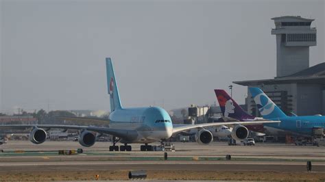 Lax Plane Spotting Runway 24l R Youtube