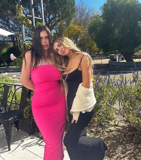 Донька Фреймут показала форми на каліфорнійському узбіччі в приталеній малиновій сукні Афіша