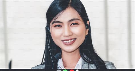 노트북 모니터 보기에서 화상 회의 앱에서 만나는 비즈니스 사람들 컴퓨터 화면의 잘린 보기로 제공되는 온라인 세미나 응용 프로그램 기업 업무를위한 통신 기술 사진