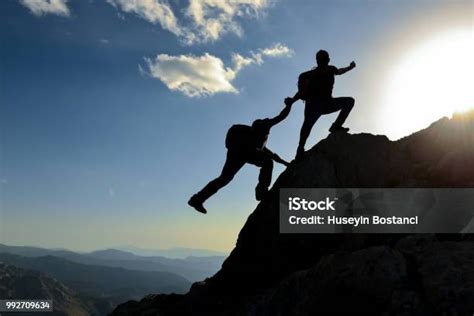 도움말 및 지원 개념입니다 산에 등산 하 고 돕는 두 사람의 실루엣 공감에 대한 스톡 사진 및 기타 이미지 공감 긍정적인 감정 표현 남자 Istock