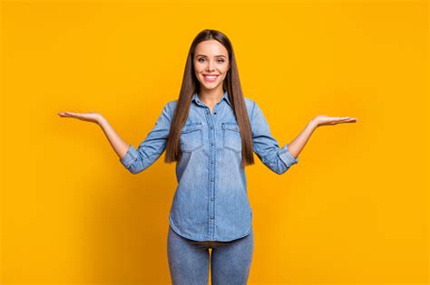 초상화 의 긍정적 인 쾌활한 소녀 프로모터 홀드 손 보여 광고 결정 선택 비교 솔루션 착용 좋은 모습 의상 밝은 광택 색상 배경 위에 고립 갈색 머리에 대한 스톡 사진 및