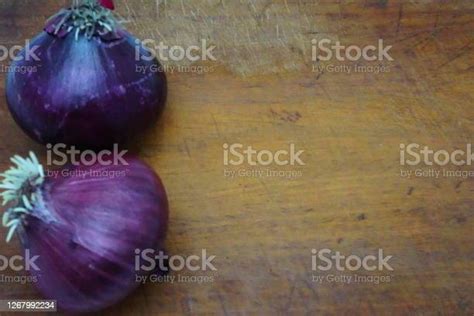 보라색 양파 2개 나무 판에 빨간 전체 전경 격년 초본 식물 황색 0명에 대한 스톡 사진 및 기타 이미지 0명 건강한 생활방식 건강한 식생활 Istock