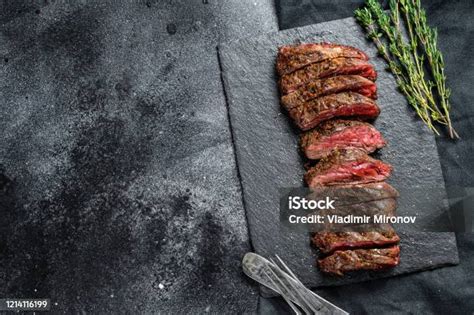 구운 구운 희귀 슬라이스 라스베가스 스트립 스테이크 대리석 고기 쇠고기입니다 검은 색 배경입니다 맨 위 보기 복사 공간 검은색에
