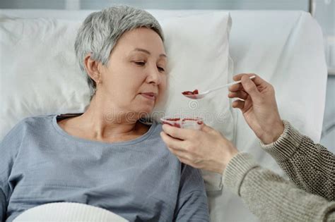Hijo Cuidando A Su Madre En El Hospital Imagen De Archivo Imagen De Hombres Relativo