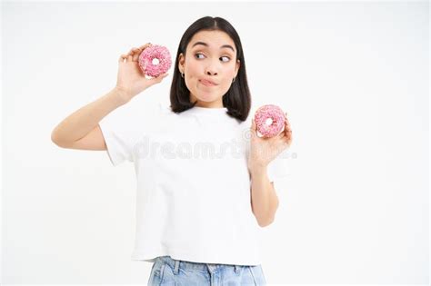 Linda Joven Con Dos Deliciosos Donuts Tentados A Probar Donuts Glaseados Fondo Blanco Foto De