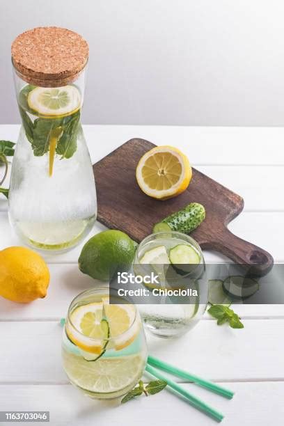 흰색 나무 테이블에 민트 레몬 커커버가 주입된 물 0명에 대한 스톡 사진 및 기타 이미지 0명 감귤류 과일 과일 Istock