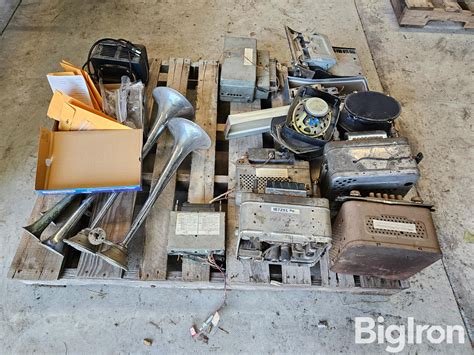 Classic Vehicle Radios And Knobs Bigiron Auctions
