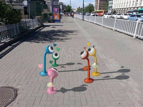 Явган хүний зам дээр 3d зураг зурж байна