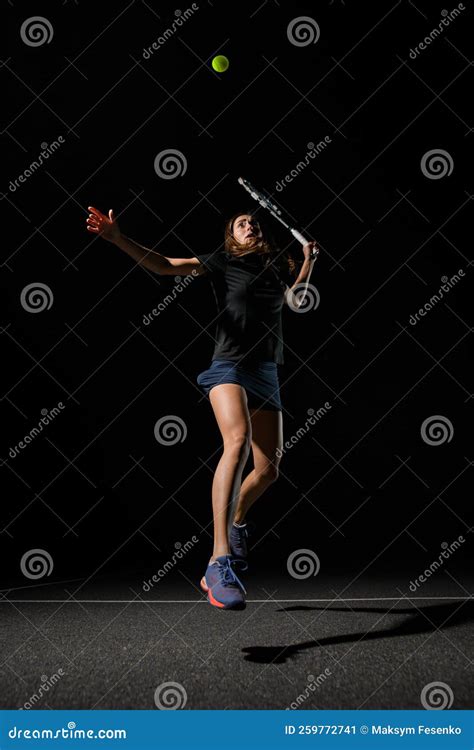 Ver A Una Tenista Femenina Con Raqueta De Tenis Rebotando Para Golpear La Pelota De Tenis