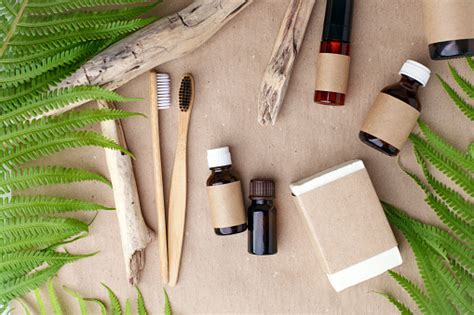 천연 에코 대나무 칫솔 코코넛 비누 단단한 샴푸 지속 가능한 라이프 스타일에 욕실 필수품 제로 폐기물 개념 자기 관리 중심배경 모의 복사 공간 배너 0에 대한 스톡 사진 및