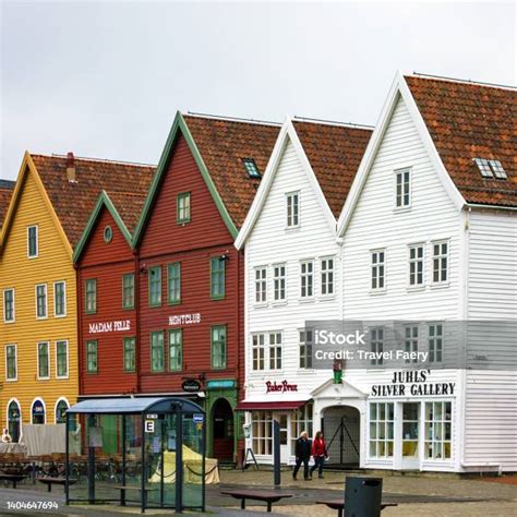 베르겐 노르웨이 워터프론트 브리겐은 도시 중심부에 있는 수많은 역사적인 건물입니다 거리에 대한 스톡 사진 및 기타 이미지 거리 건물 외관 건물 정면 Istock