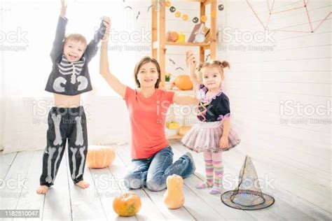 어머니와 아이들의 행복한 가족은 가정을 장식할로윈을 준비 가을에 대한 스톡 사진 및 기타 이미지 가을 가족 10월 Istock