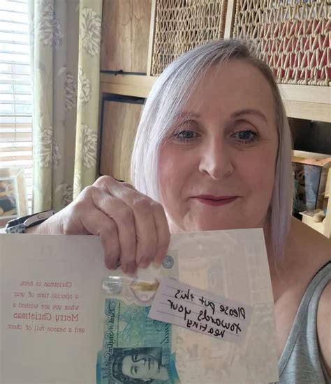 Божиќна мистерија Семејства добиваат божиќни честитки со пари за помош со сметките за струја од