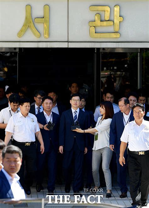 Tf포토 여유 있는 표정의 김경수 경남지사 포토 기사 더팩트
