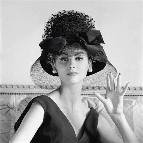 Кэтрин Пастри в шляпе из черного тюля атласа и вуали от Бернара Дево