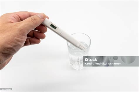 흰색 Bakground에 격리 된 수질 관리를 결정하기 위해 음용수에서 측정 흰색 디지털 물 Tds 테스터를 들고 손으로 측정기에 대한 스톡 사진 및 기타 이미지 Istock