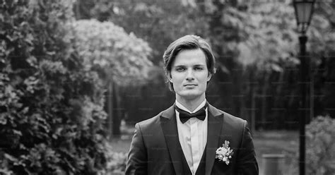 공원에서 세련 된 신랑 초상화입니다 봄 공원에서 포즈를 취하는 파란색 양복을 입은 잘생긴 남자 야외 리셉션에서 신사 또는 사업가 사진 Unsplash의 양복 이미지