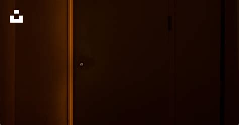 조명이 켜진 어두운 방의 문 사진 Unsplash의 무료 검정 이미지