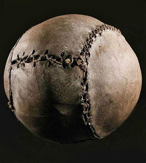 ইতিহাসের বিশ্বের প্রাচীনতম ফুটবল স্টারলিং ক্যাসলের রানির চেম্বারের ছাদ থেকে পাওয়া গিয়েছিল