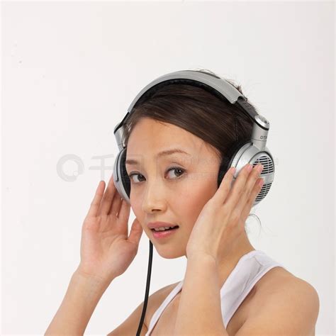 20多岁高清图片 年轻女人听音乐 人像图片免费下载格式3744像素编号44120746 千图网