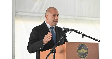 За Радев е “неадекватно” нова техника за гасене на пожари да се даде на МВР а не на военните