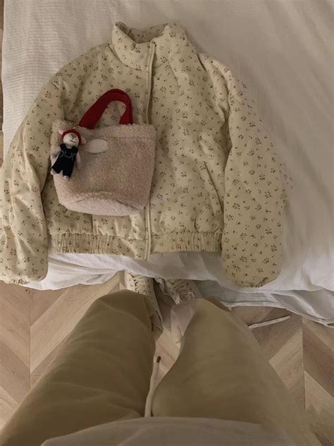 비스켓바스켓 강력추천 하이넥 플라워 플라워패딩 잔꽃 잔꽃패딩 미니플라워 미니플라워패딩 크롭패딩 크롭숏패딩 크롭 반크롭 아방 귀여운 Y2k 힙 빈티지 빈티지플라워 빈티지