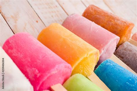 Foto De Stock Paletas De Hielo De Colores Y Sabores Diferentes Adobe