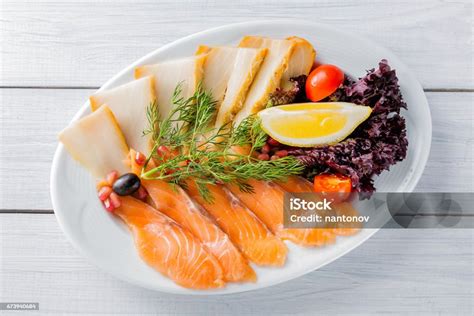 연어 등심 조각 철갑 상어 조각 함께 제공 레몬 블랙 올리브 허브 체리 토마토 석류 나무 테이블과 흰색 접시에 씨 상위 뷰 건강한 생활방식에 대한 스톡 사진 및 기타 이미지