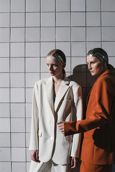 겉옷 긴 머리 까만 재킷 다이나믹한 데님 도시 패션 레이어드 의류 모델 모델링 미니멀리스트 블랙 앤 화이트 사진 예술 스타일 스타일리시한 시원한