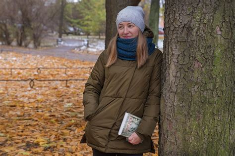 Jeune Femme Fille Livre En Train Photo Gratuite Sur Pixabay