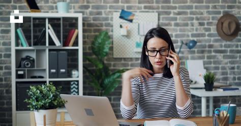 책상에 앉아 핸드폰으로 통화하는 여성 사진 Unsplash의 무료 사람 이미지