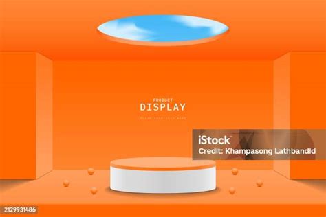 백색 주황색 3d 실린더 연단 받침대 구름 푸른 하늘 원 둥근 창 천장 및 직사각형 기둥 구체 공으로 사실적입니다 모형을 위한