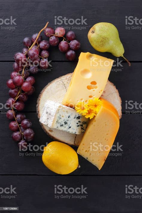 다른 종류의 치즈와 포도 나무 스탠드에 치즈와 어두운 배경에 포도의 낱 단 조각 카망베르 파란색과 하드 노란 치즈 0명에 대한 스톡 사진 및 기타 이미지 Istock