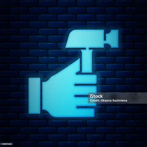 벽돌 벽 배경에 격리 빛나는 네온 해머 아이콘 수리를위한 도구 벡터 갈고리 발톱에 대한 스톡 벡터 아트 및 기타 이미지 갈고리 발톱 강철 개념 Istock