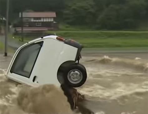 Поройни дъждове наводниха Япония работник загина евакуират хиляди