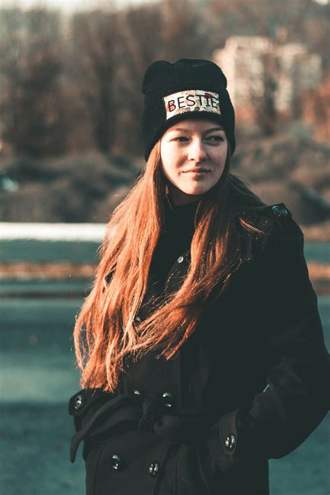 비니를 쓰고 긴 빨간 머리를 가진 여자 사진 Unsplash의 무료 여성 이미지