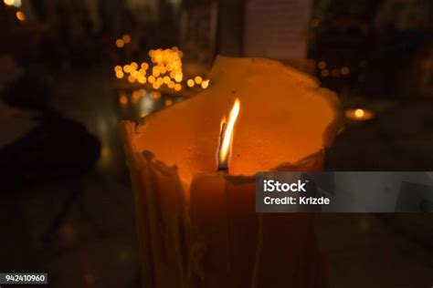 어둠 속에서 촛불 흐림 배경 닫기 최대 빛 촛불 어두운 톤 배경에 노란색 불타는 초 검은색에 대한 스톡 사진 및 기타 이미지 검은색 공휴일 교회 Istock