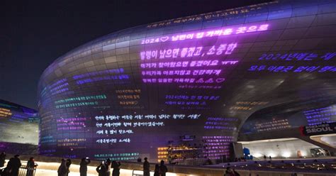 연말 장식 거기서 거기 아냐”수준 다른 예술가들 동대문에 떴다는데