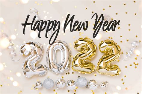 새해 복 많은 2021 축하 금과 은 호일 풍선 숫자 2021 베이지색과 세트 세일 Shampagne 배경에 파티 장식과 색종이 별 플랫 레이 크리스마스 창조적 인 개념